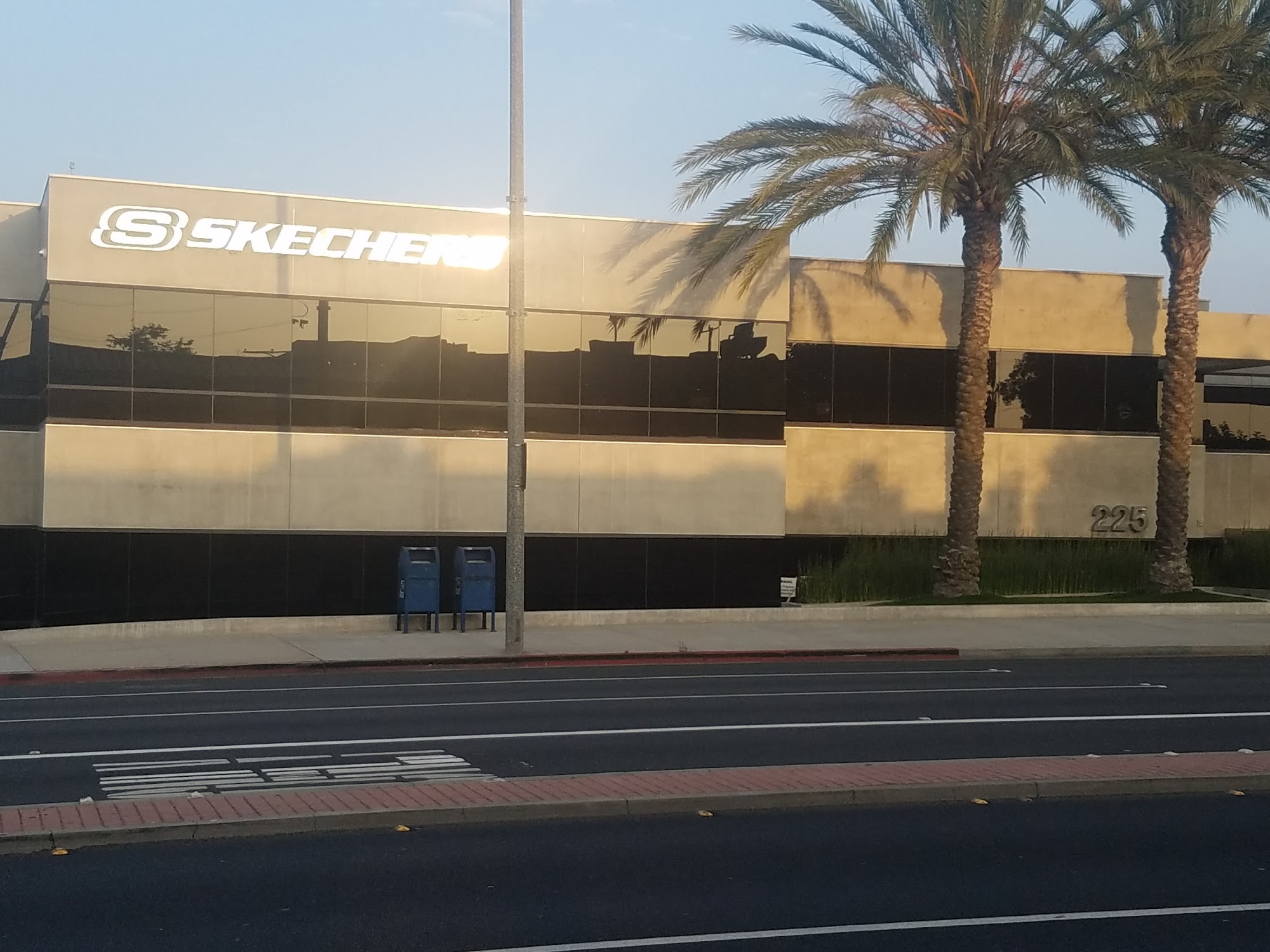 SKECHERS USA CORPORATE OFFICE - 225 S Sepulveda Blvd, Manhattan Beach ...