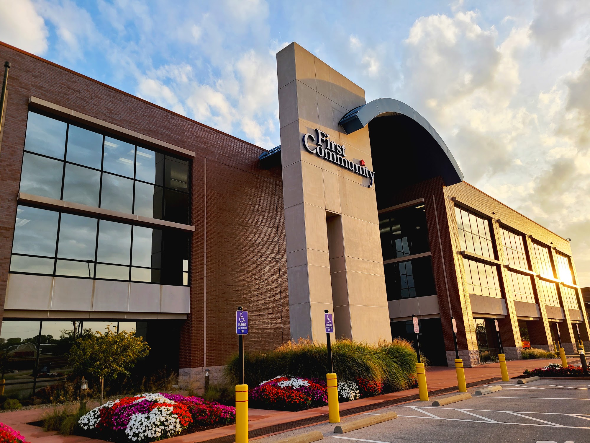 FIRST COMMUNITY CREDIT UNION - 17151 Chesterfield Airport Rd ...